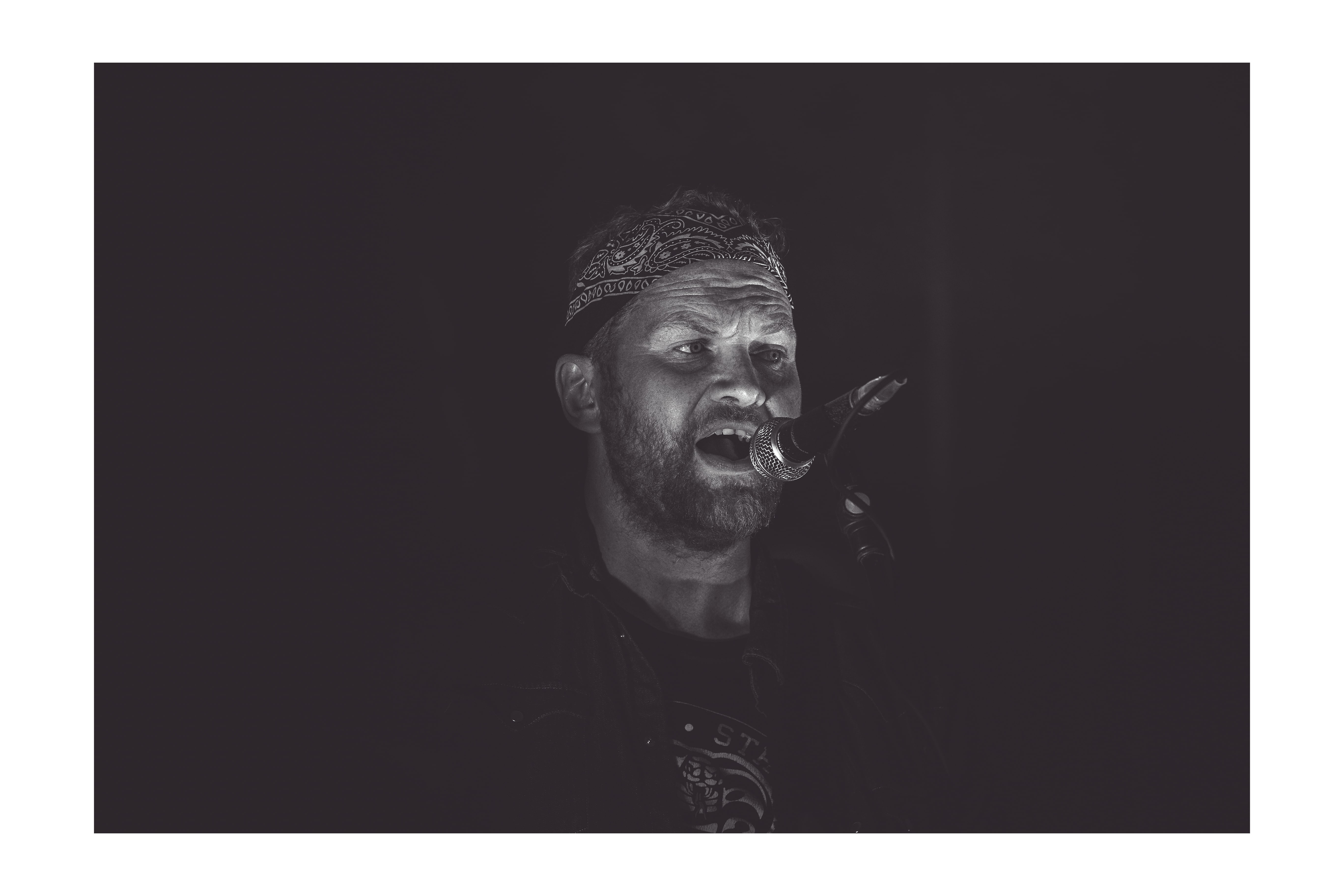 Dan : Bass | Singer